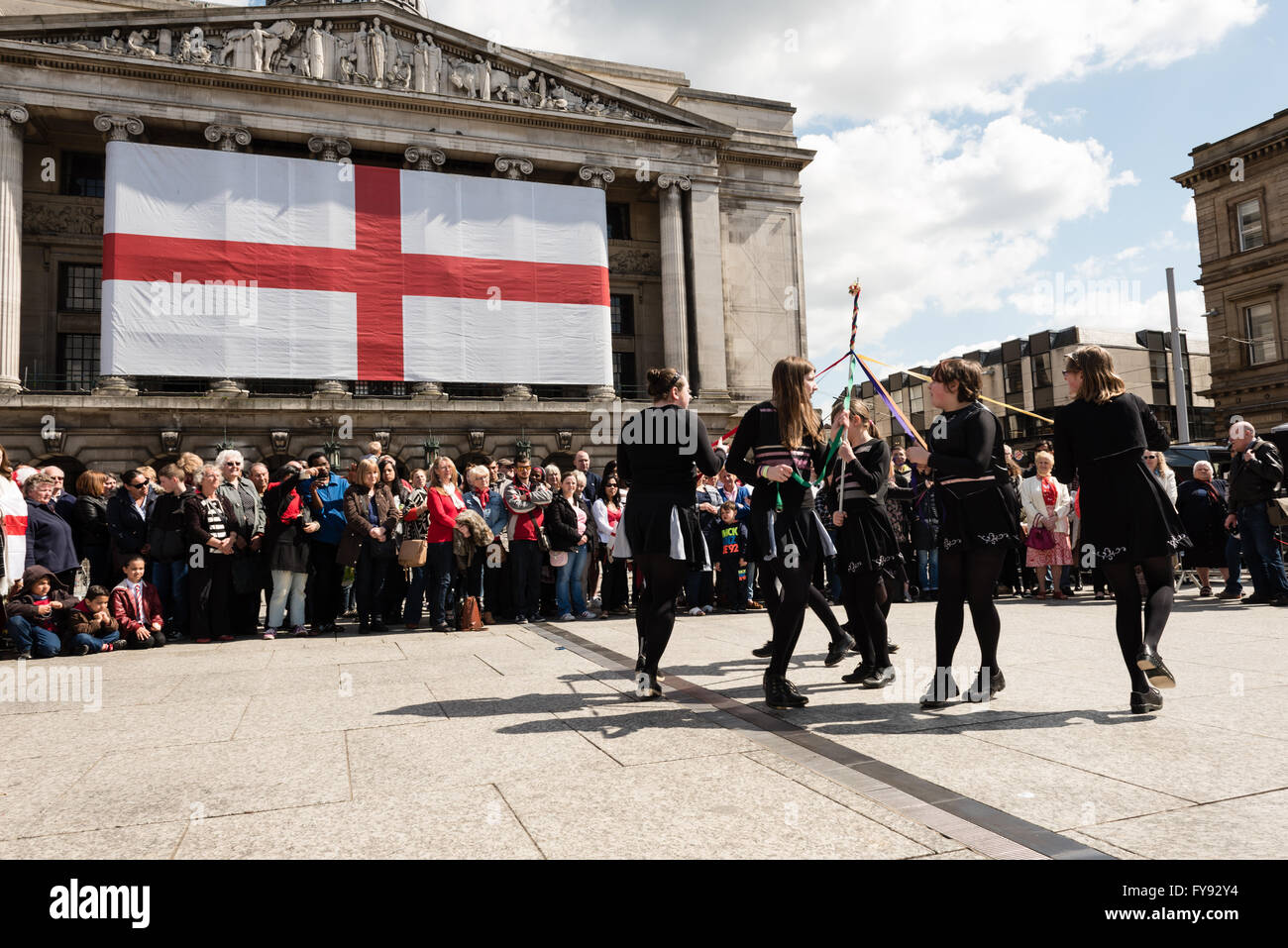 Crowd around a flag hi-res stock photography and images - Alamy