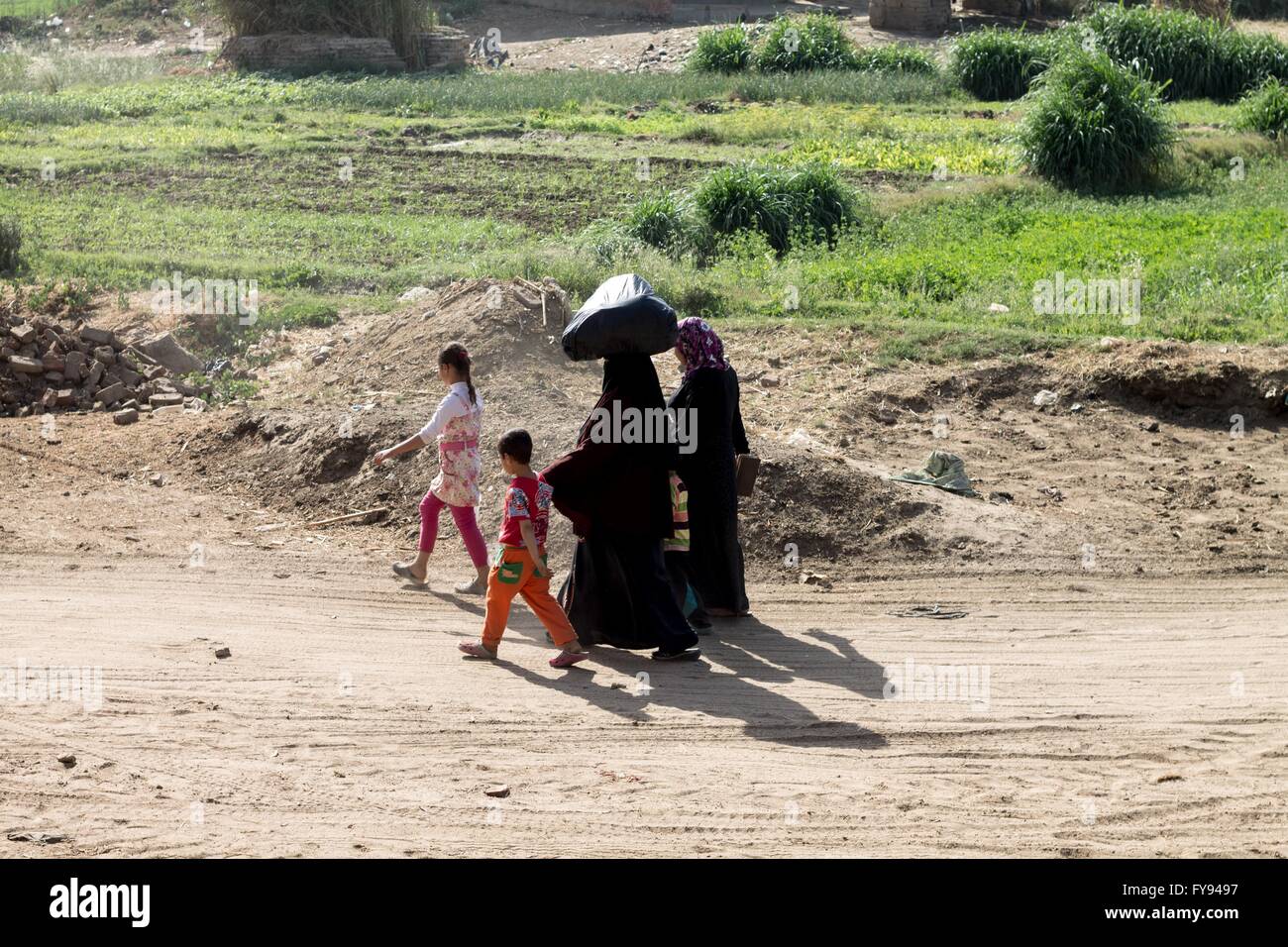 Warraq Island, Giza, Egypt. 23rd Apr, 2016. Women and children are ...