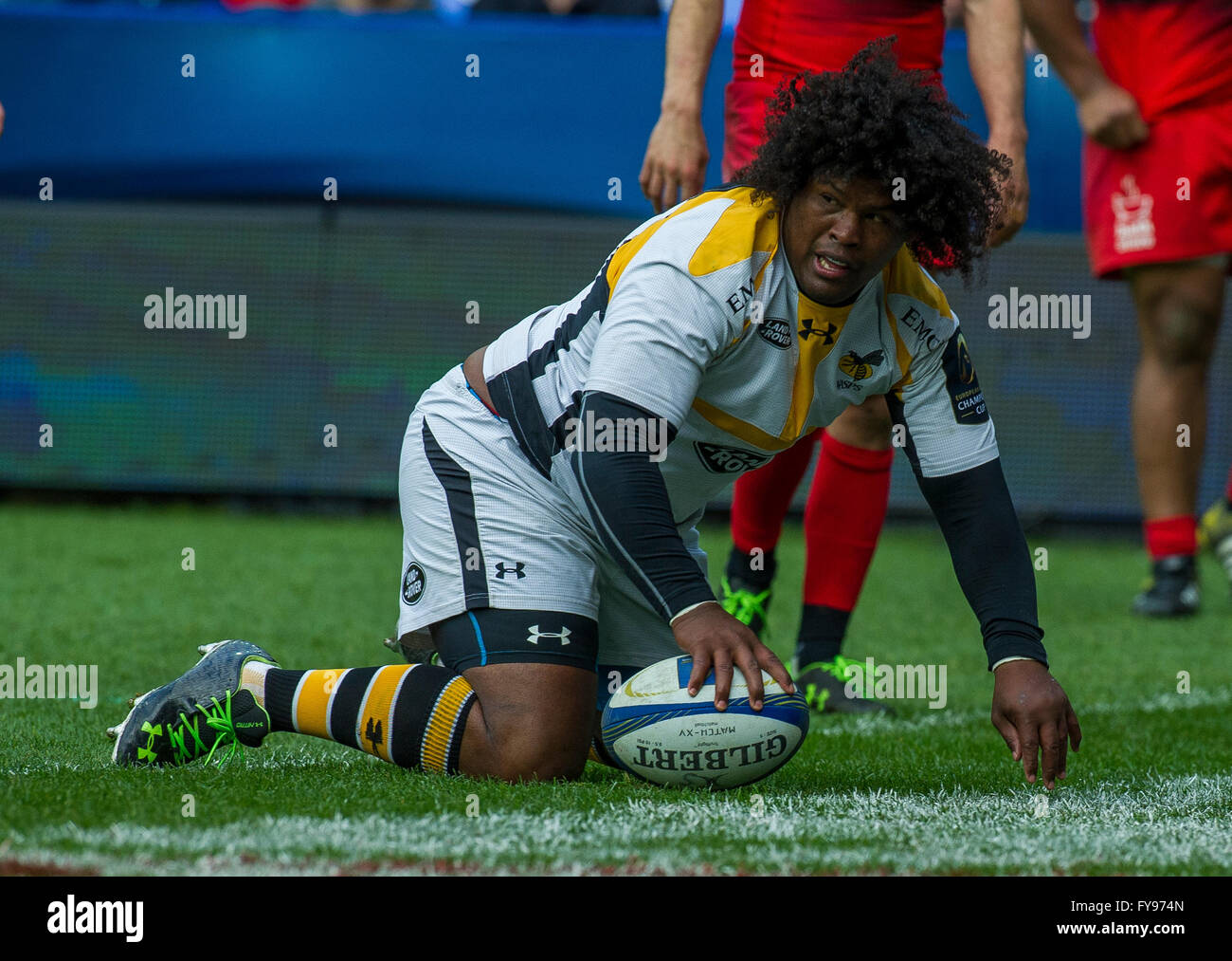 London, UK. 23rd April, 2016. Ashley Johnson of Wasps scores a try ...