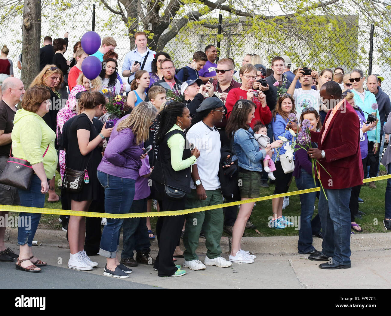 Handing out flowers hi-res stock photography and images - Alamy