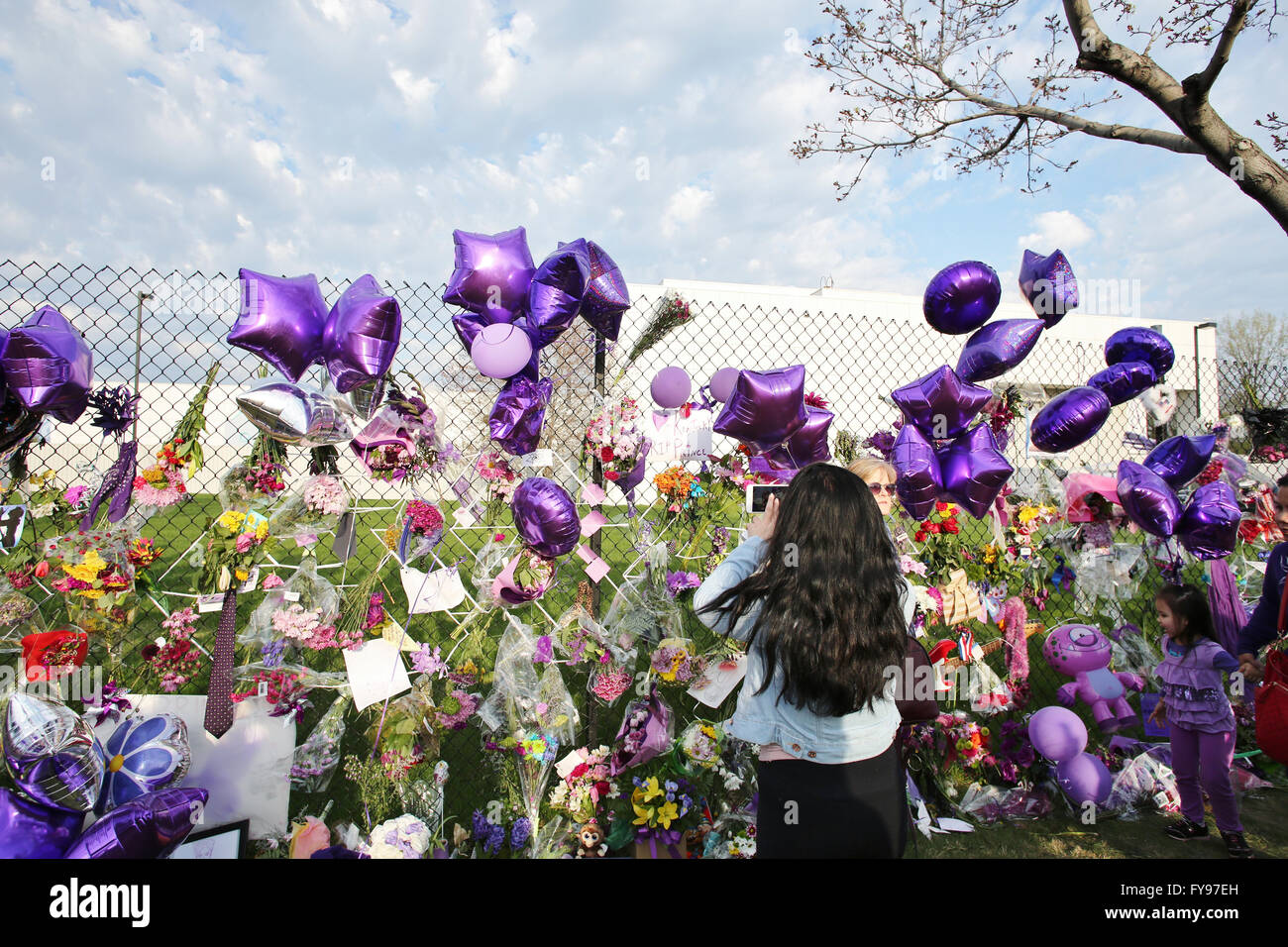 Minneapolis, Minnesota, USA. 23rd April, 2016. Fans flock to Paisley ...