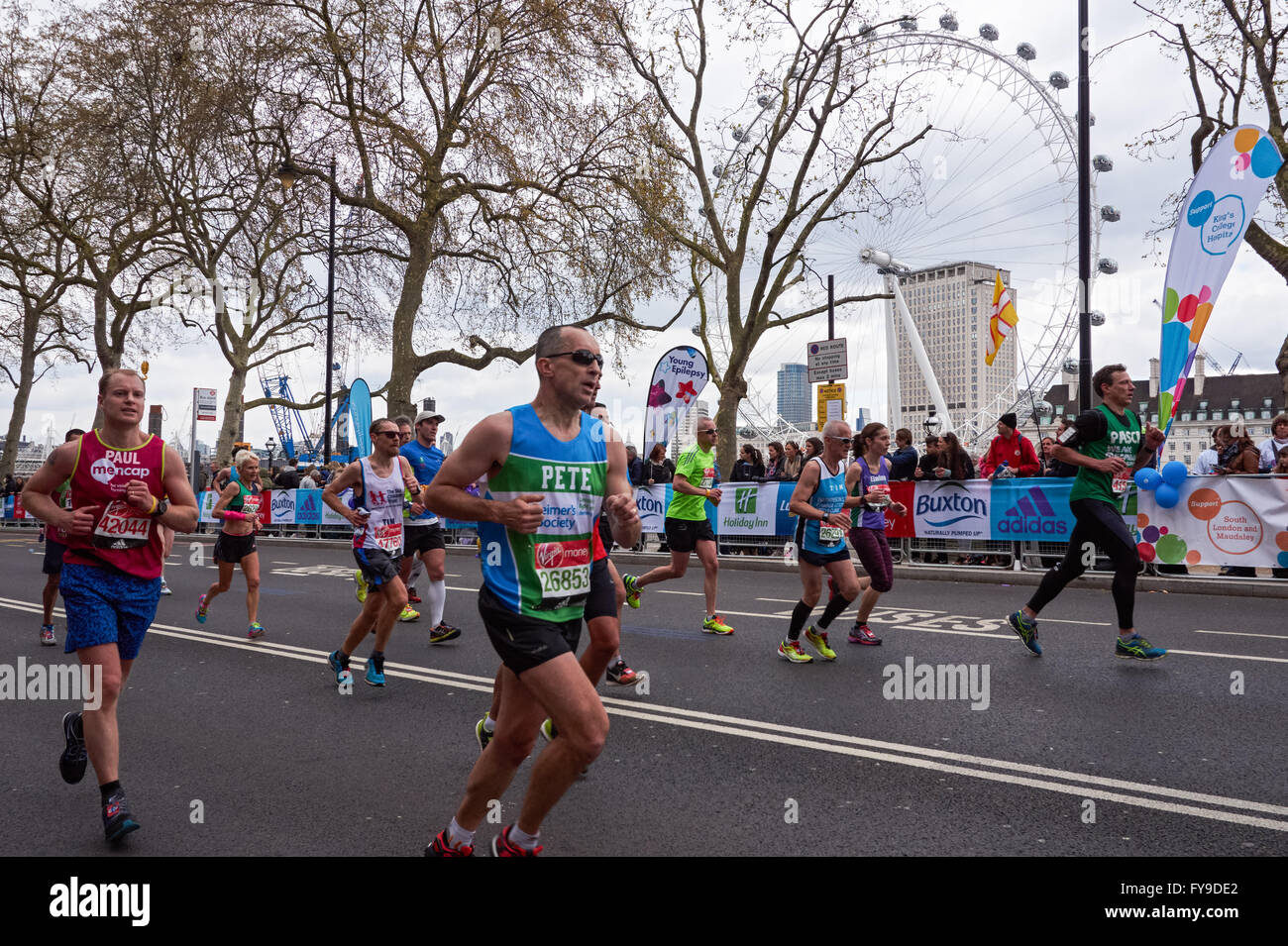 London marathon spectators hi-res stock photography and images - Alamy