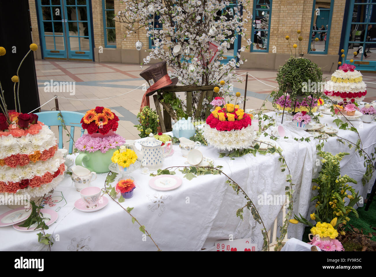 Giant cakes hi-res stock photography and images - Alamy