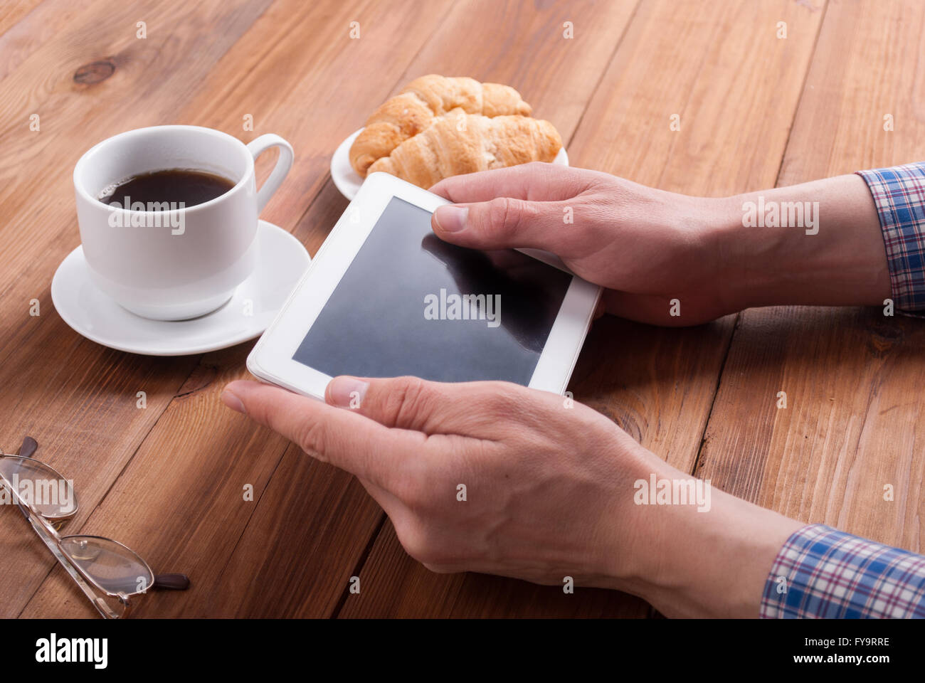 Hands computer tablet hi-res stock photography and images - Alamy