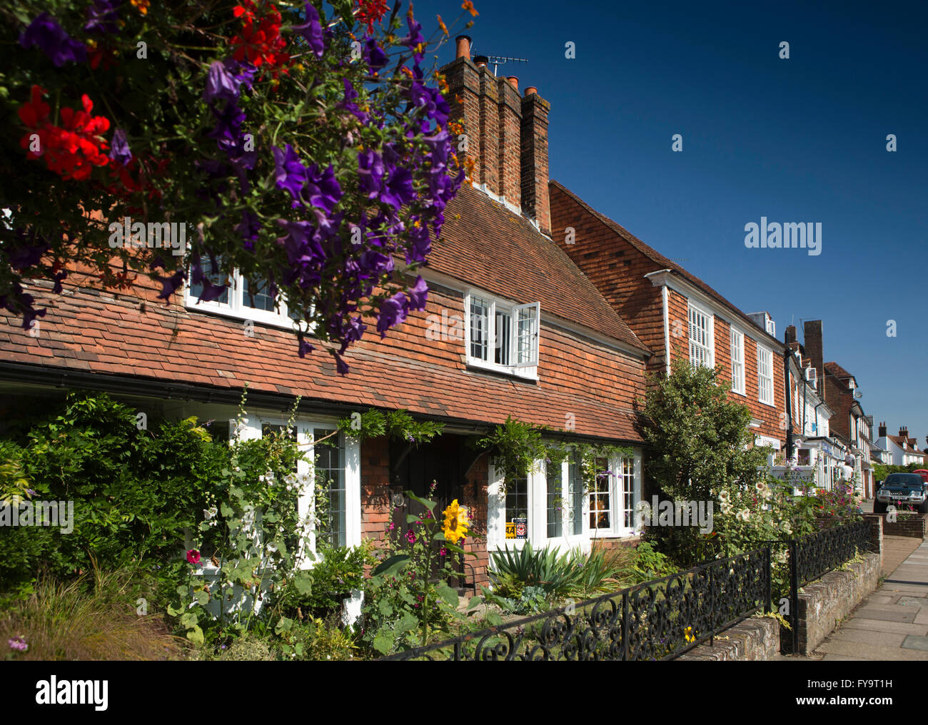 Uk street front gardens hi-res stock photography and images - Alamy