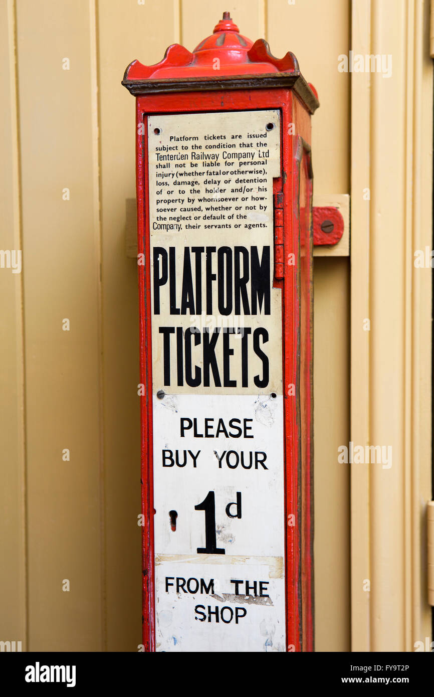 Platform ticket machine hi-res stock photography and images - Alamy