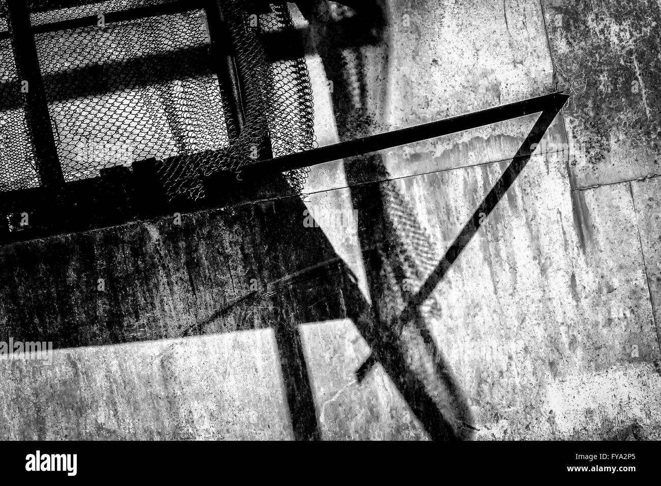 Broken chain link fence hi-res stock photography and images - Alamy