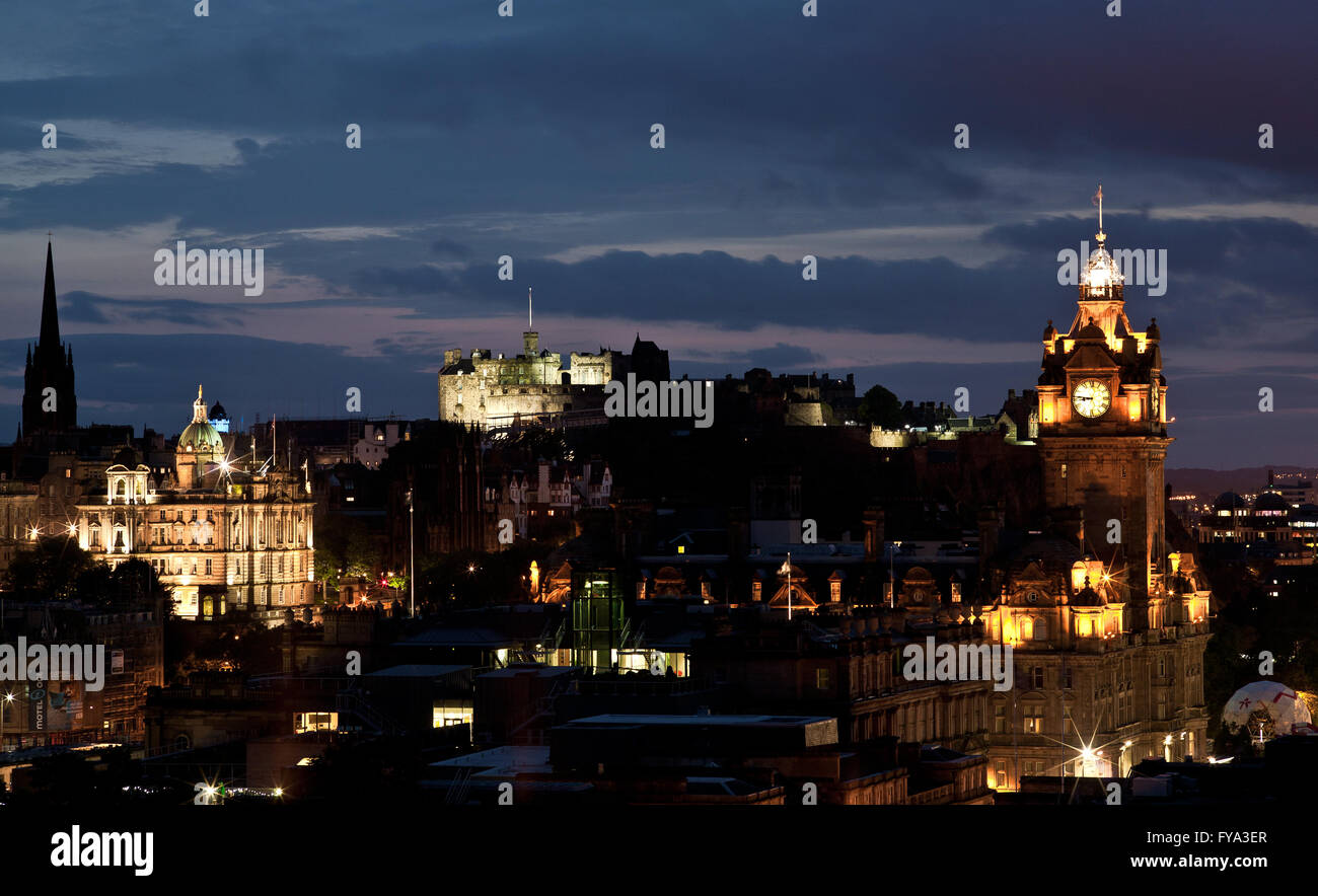 Edinburgh by night Stock Photo - Alamy