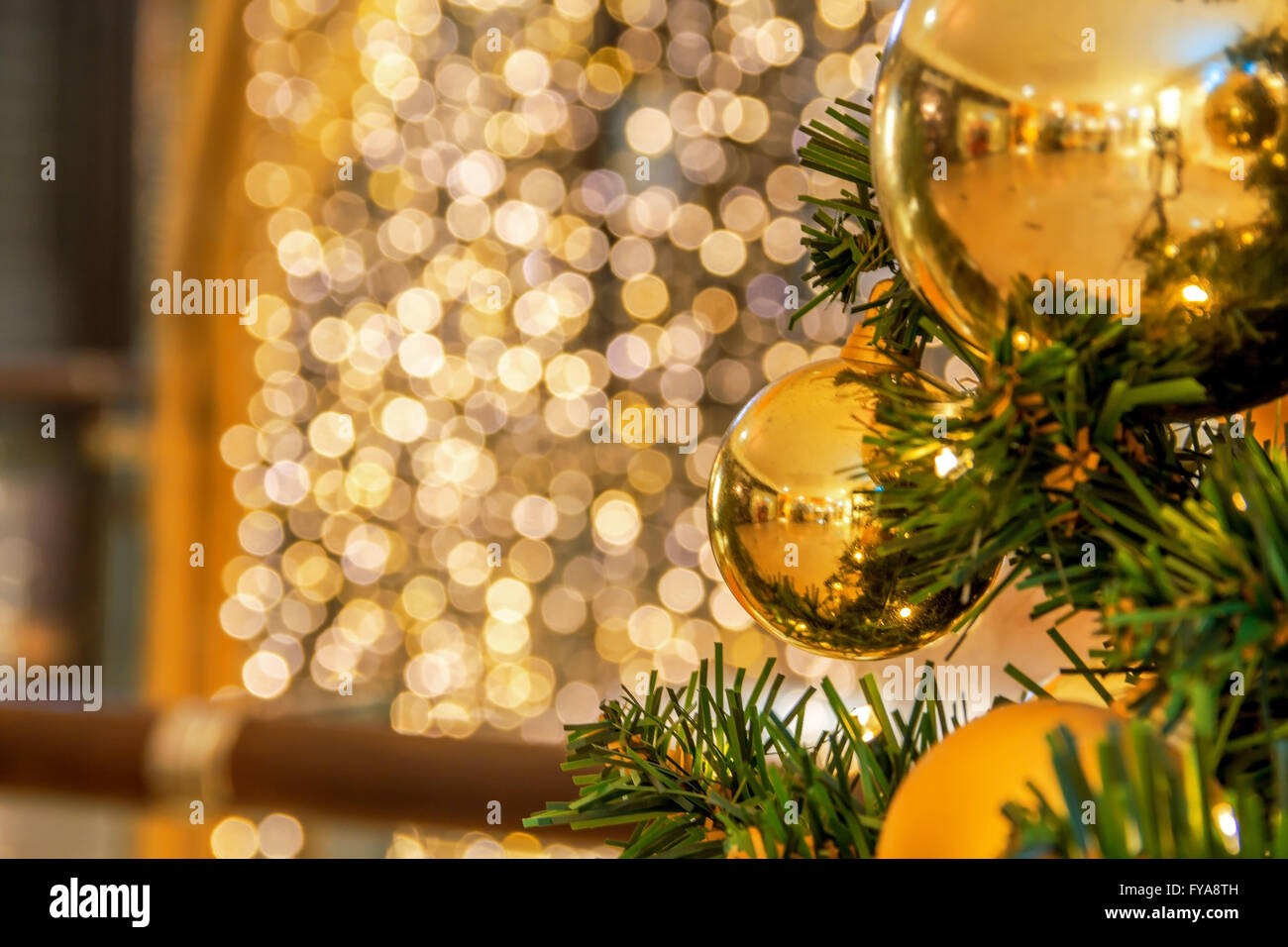 Elegant gold christmas tree hi-res stock photography and images - Alamy