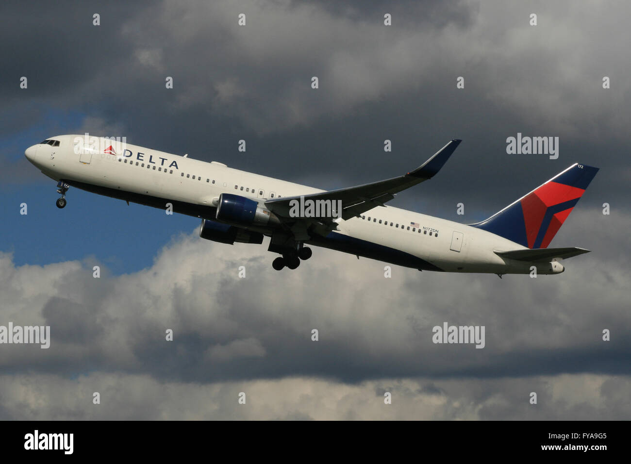 Delta airline boeing 767 hi-res stock photography and images - Alamy