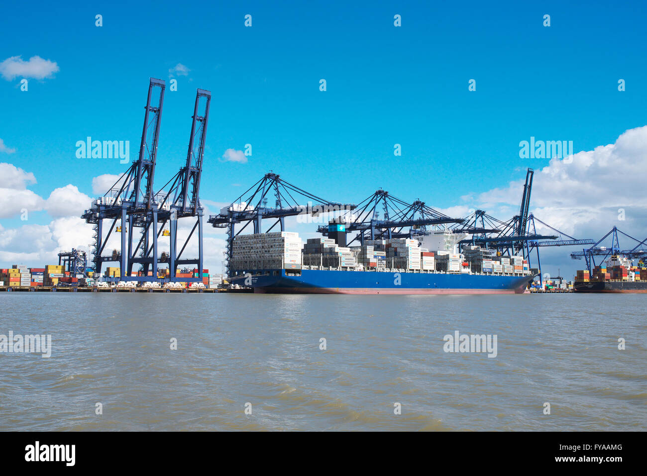 Non container ships loading hi-res stock photography and images - Alamy