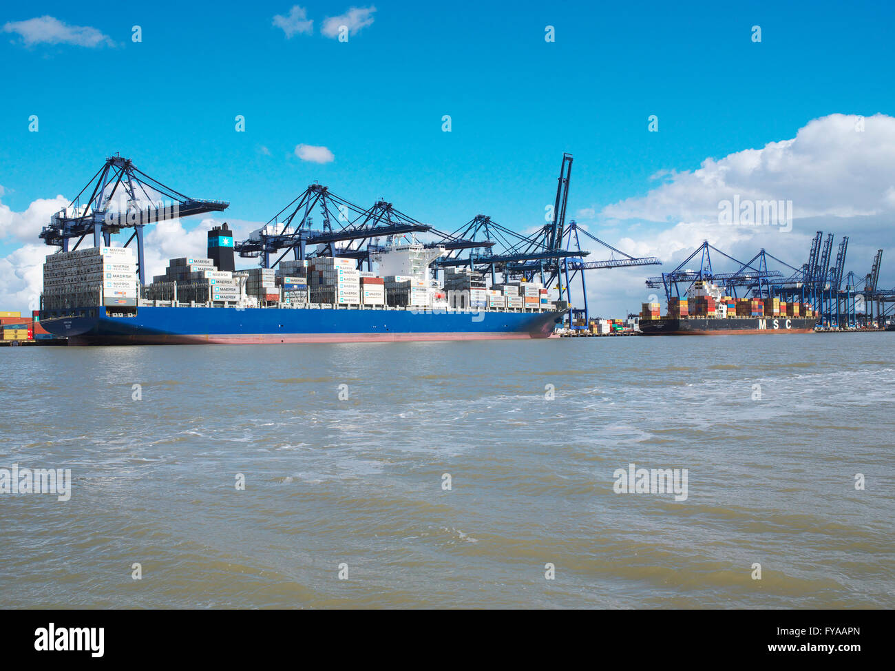 Non container ships loading hi-res stock photography and images - Alamy