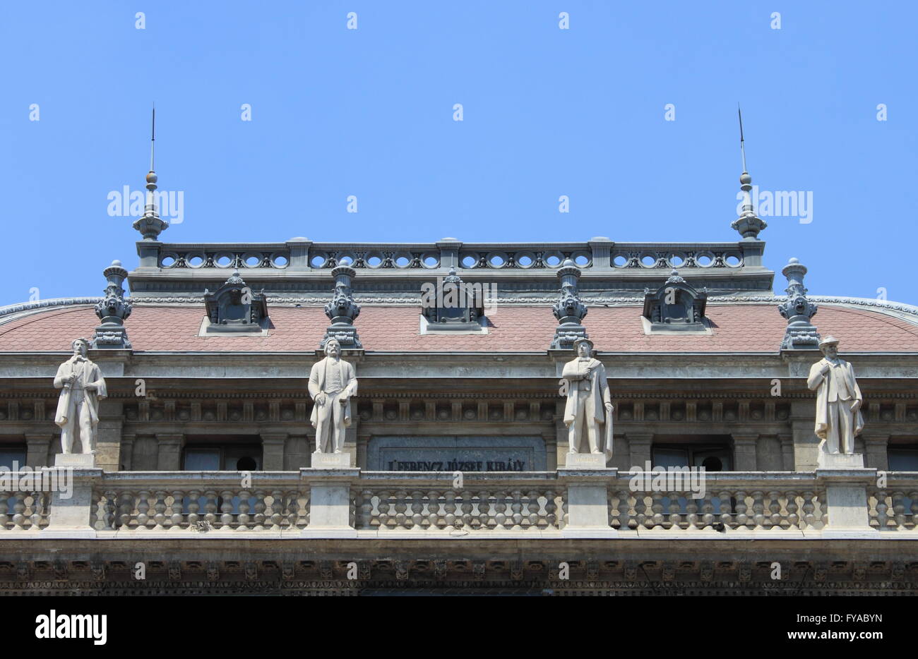 Statues on building roof hi-res stock photography and images - Alamy