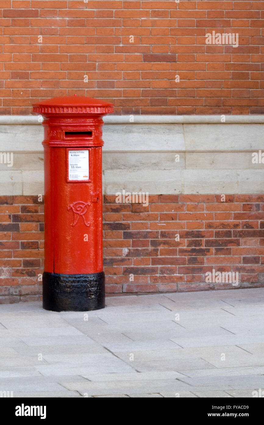 Old royal mail crest hi-res stock photography and images - Alamy