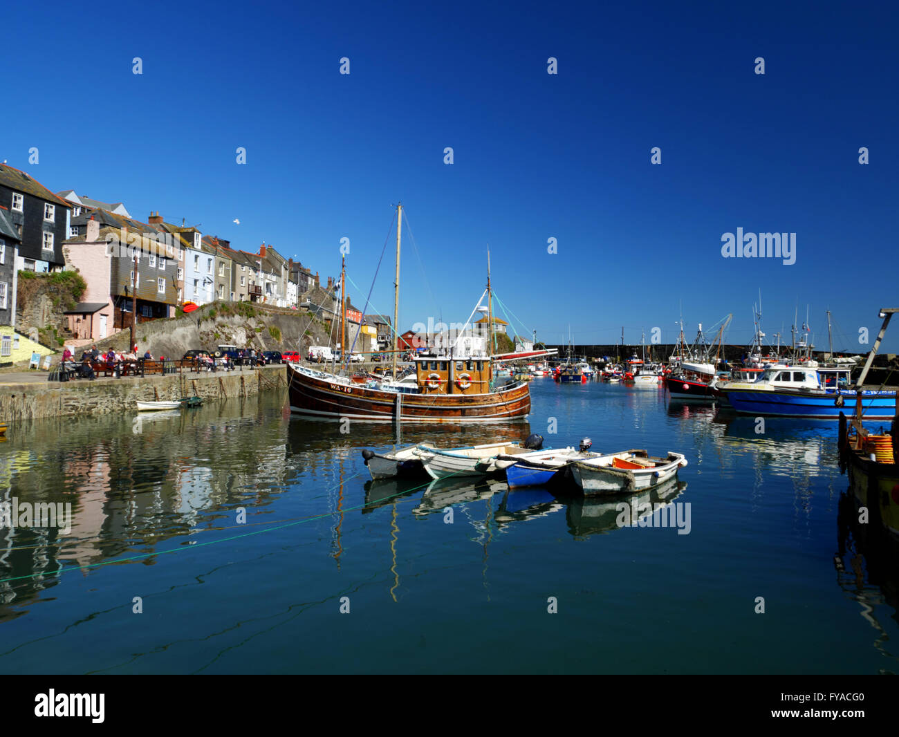 Cornwall colourful boats hi-res stock photography and images - Alamy