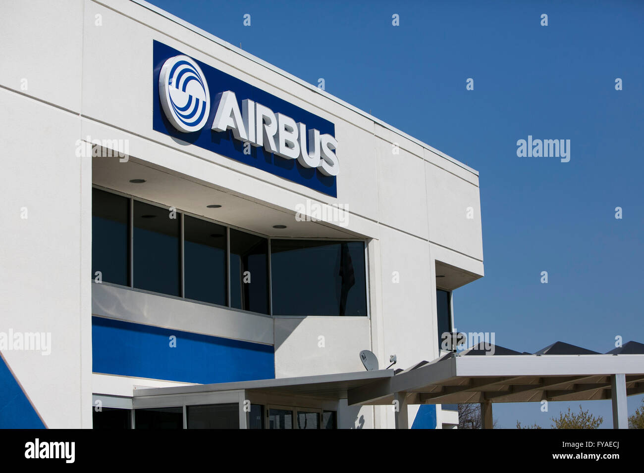 Airbus logo hi-res stock photography and images - Alamy