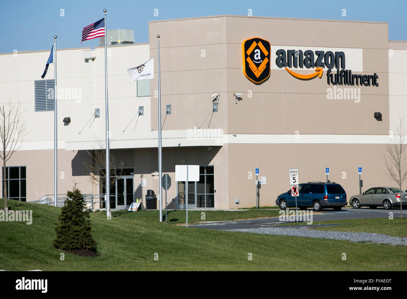 Amazon fulfillment center 2016 hi-res stock photography and images - Alamy