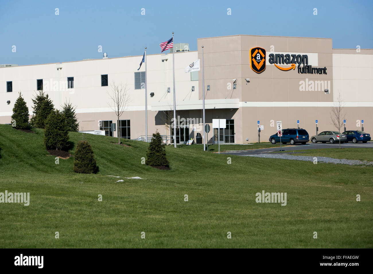 Amazon fulfillment center 2016 hi-res stock photography and images - Alamy