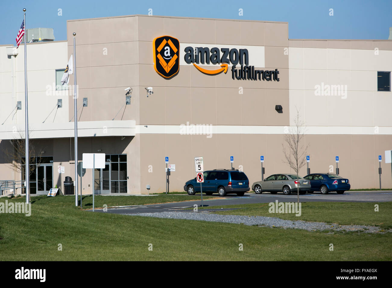 Amazon fulfillment center 2016 hi-res stock photography and images - Alamy