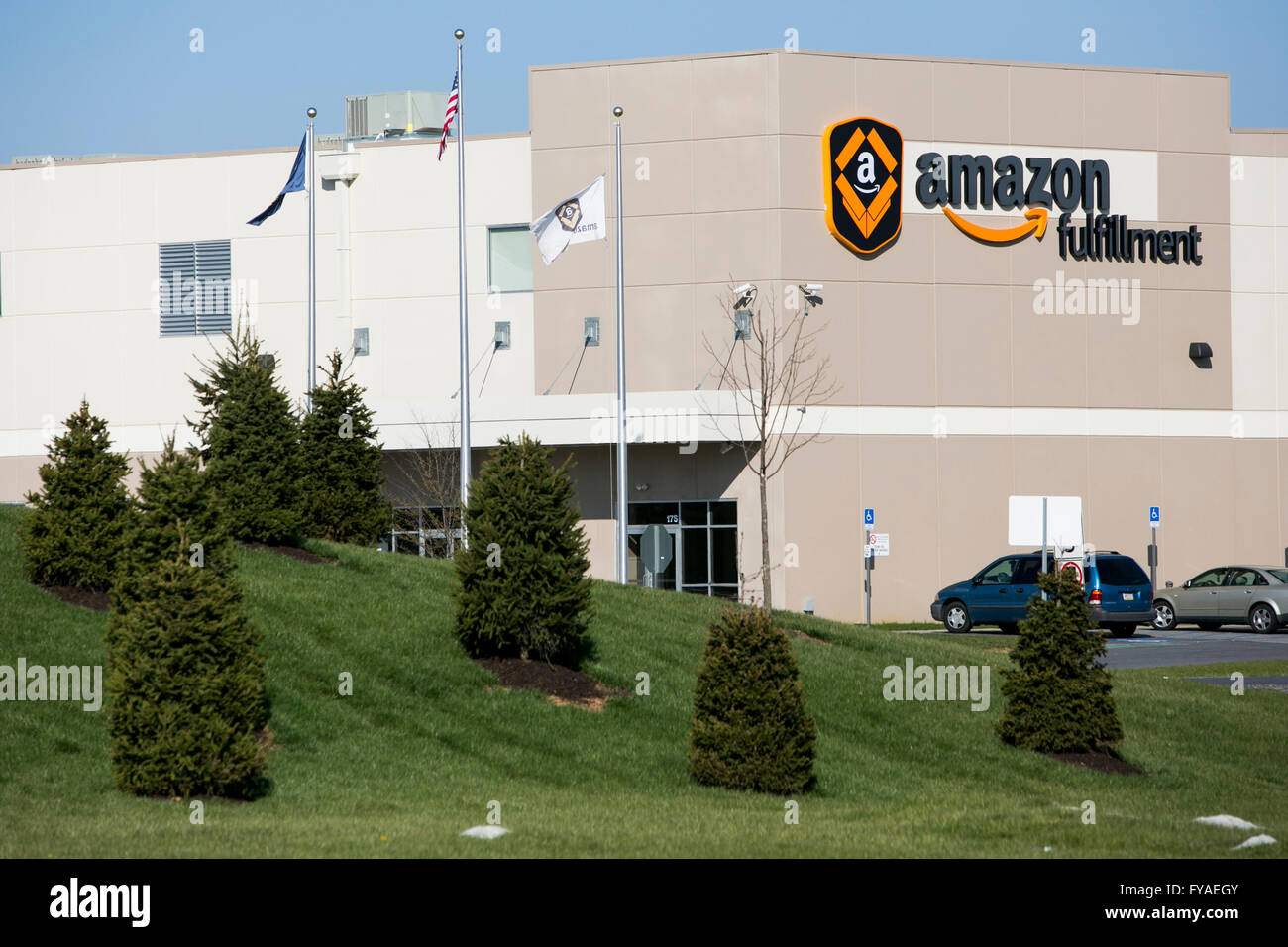 Amazon fulfillment center 2016 hi-res stock photography and images - Alamy