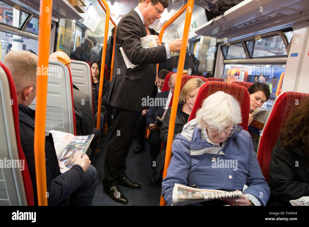 Overcrowded train platform, london hi-res stock photography and images ...