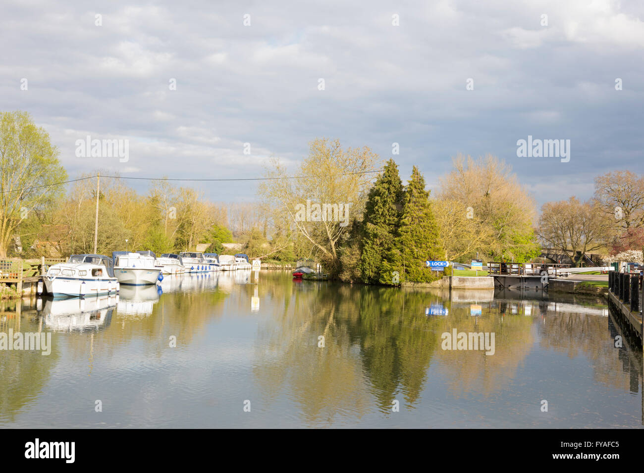 Thames locks hi-res stock photography and images - Alamy