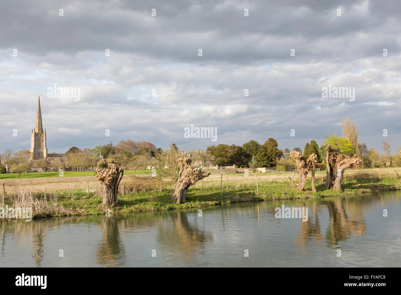 St lawrence church lechlade hi-res stock photography and images - Alamy
