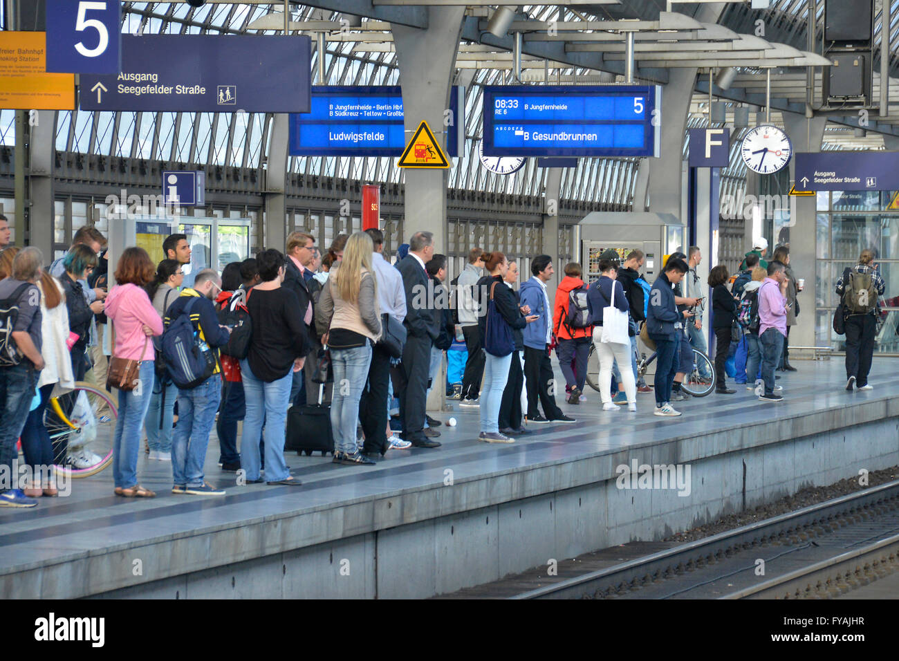 Wartende, Bahnsteig, Bahnhof, Spandau, Berlin, Deutschland Stock Photo ...