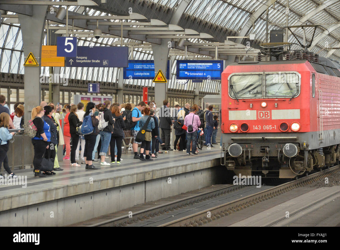 Regionalbahn, Bahnsteig, Bahnhof, Spandau, Berlin, Deutschland Stock Photo - Alamy