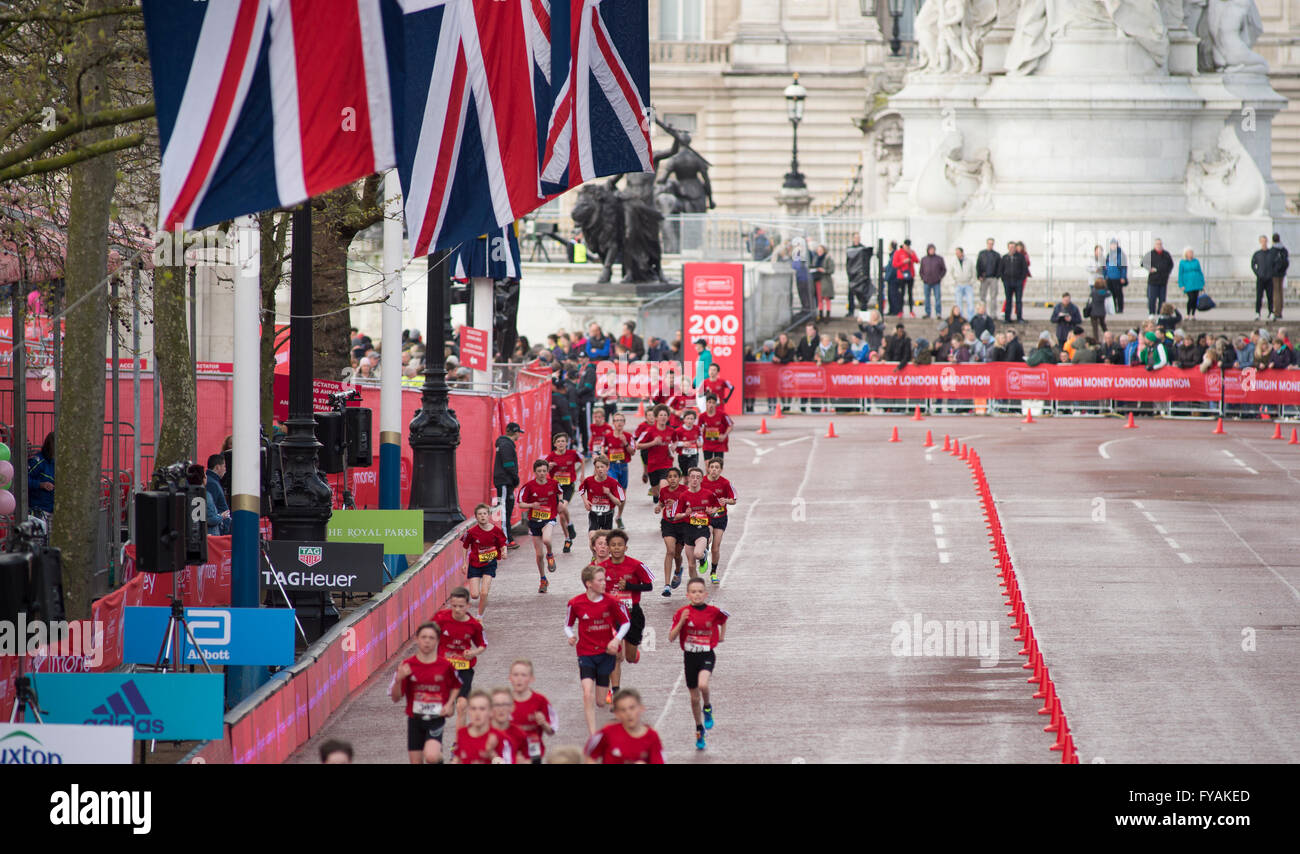 London marathon runners 2016 hi-res stock photography and images - Alamy