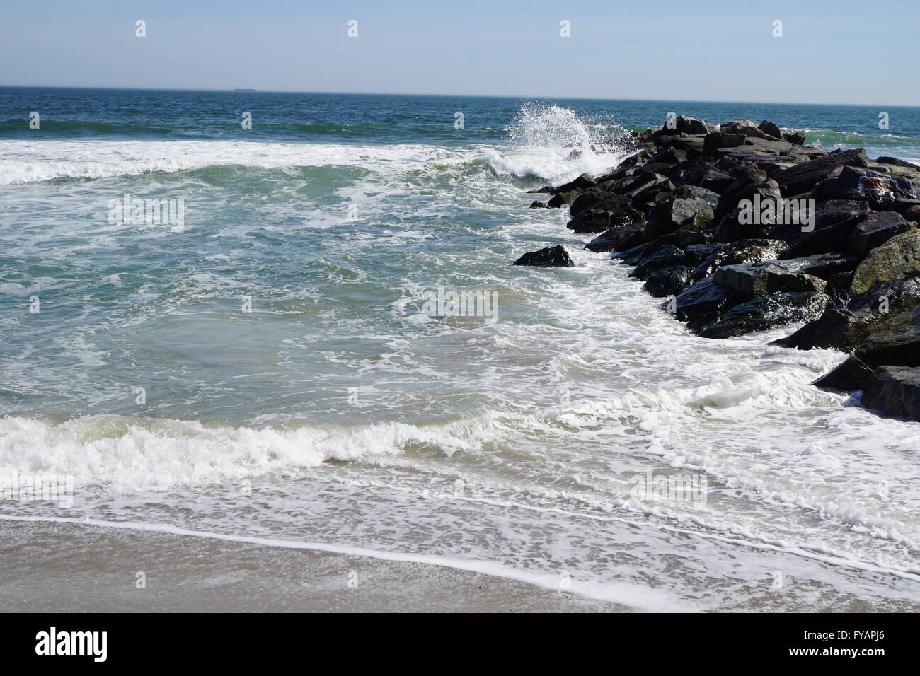 Ocean waves hitting rocks hi-res stock photography and images - Alamy