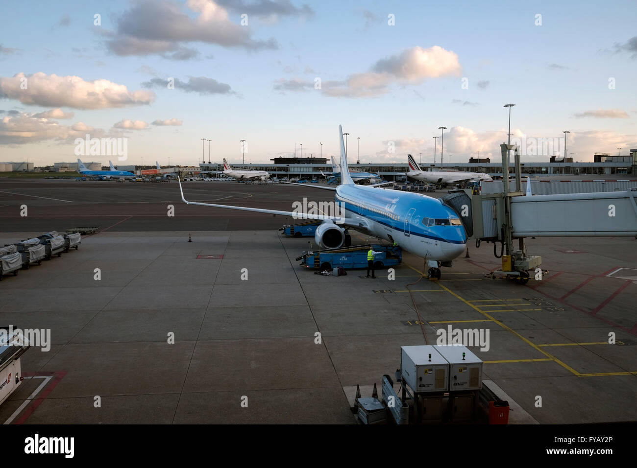 Jet bridge airplane hi-res stock photography and images - Alamy
