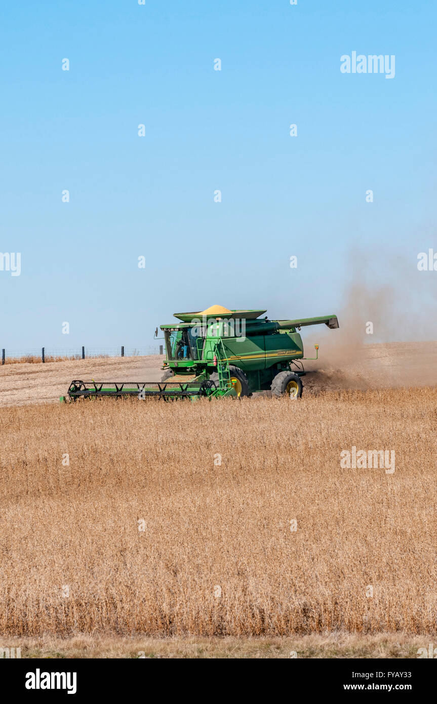 Tractors combine harvester hi-res stock photography and images - Alamy
