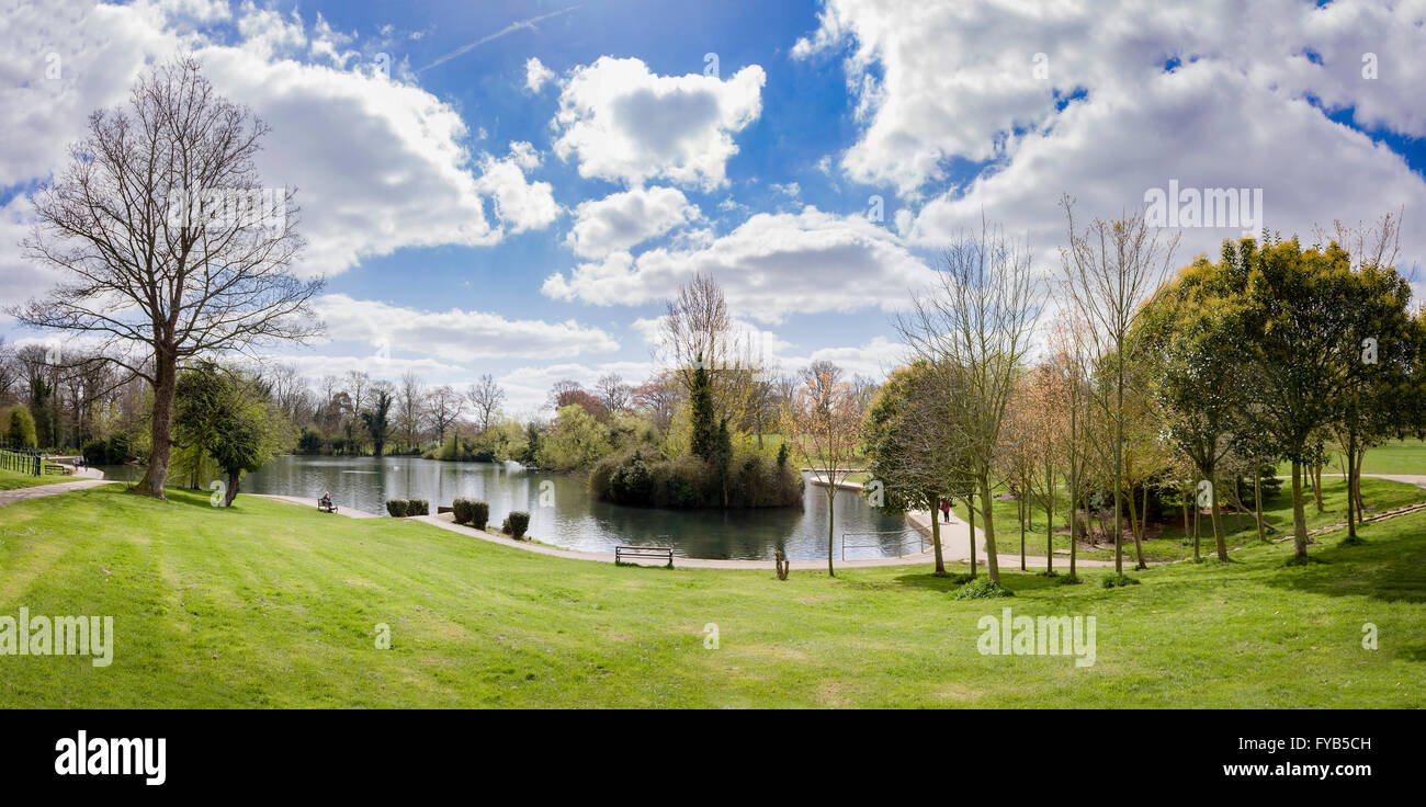 Abington Park Lake, Northampton on a sunny morning in spring Stock ...