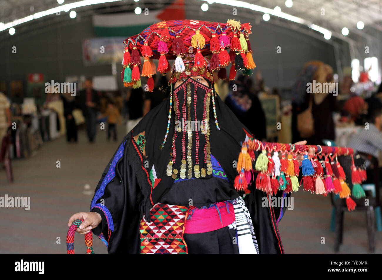 Gaza City, The Gaza Strip, Palestine. 24th Apr, 2016. Palestinian woman ...
