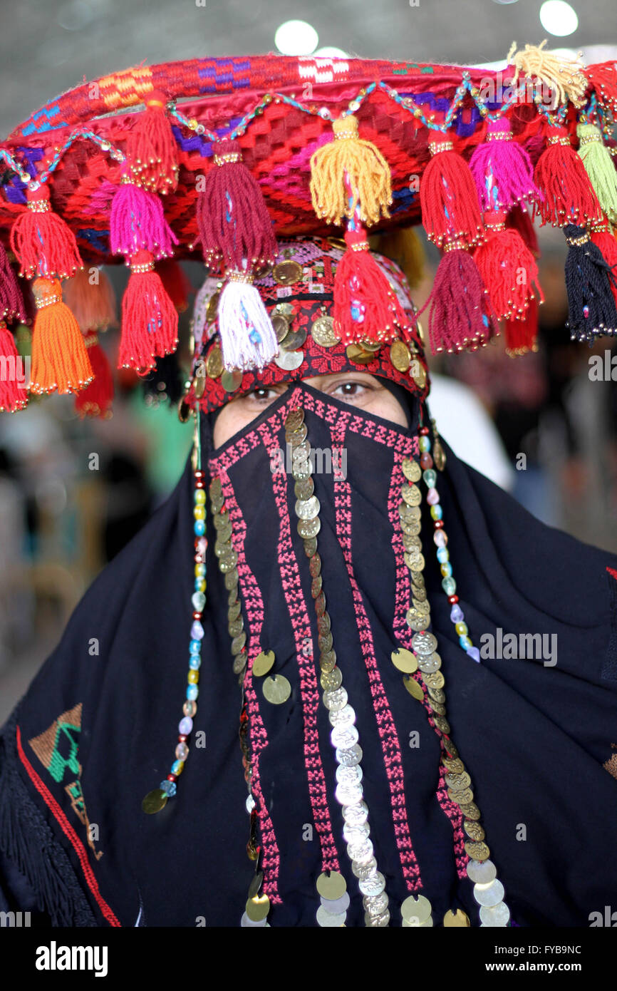 Gaza City, The Gaza Strip, Palestine. 24th Apr, 2016. Palestinian woman ...