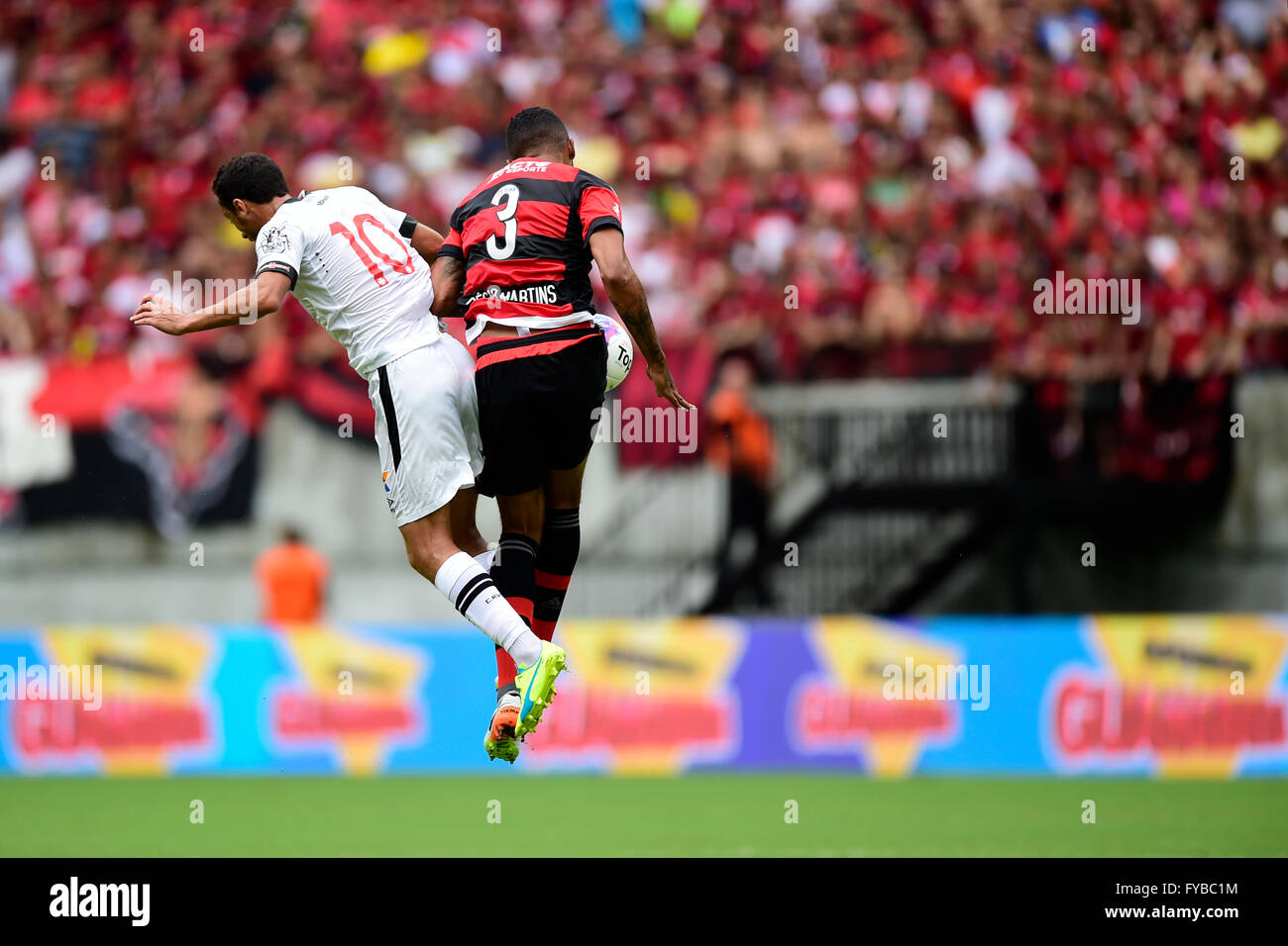 MANAUS, AM - 04/24/2016: FLAMINGO X VASCO - Dispute ball from Nene ...