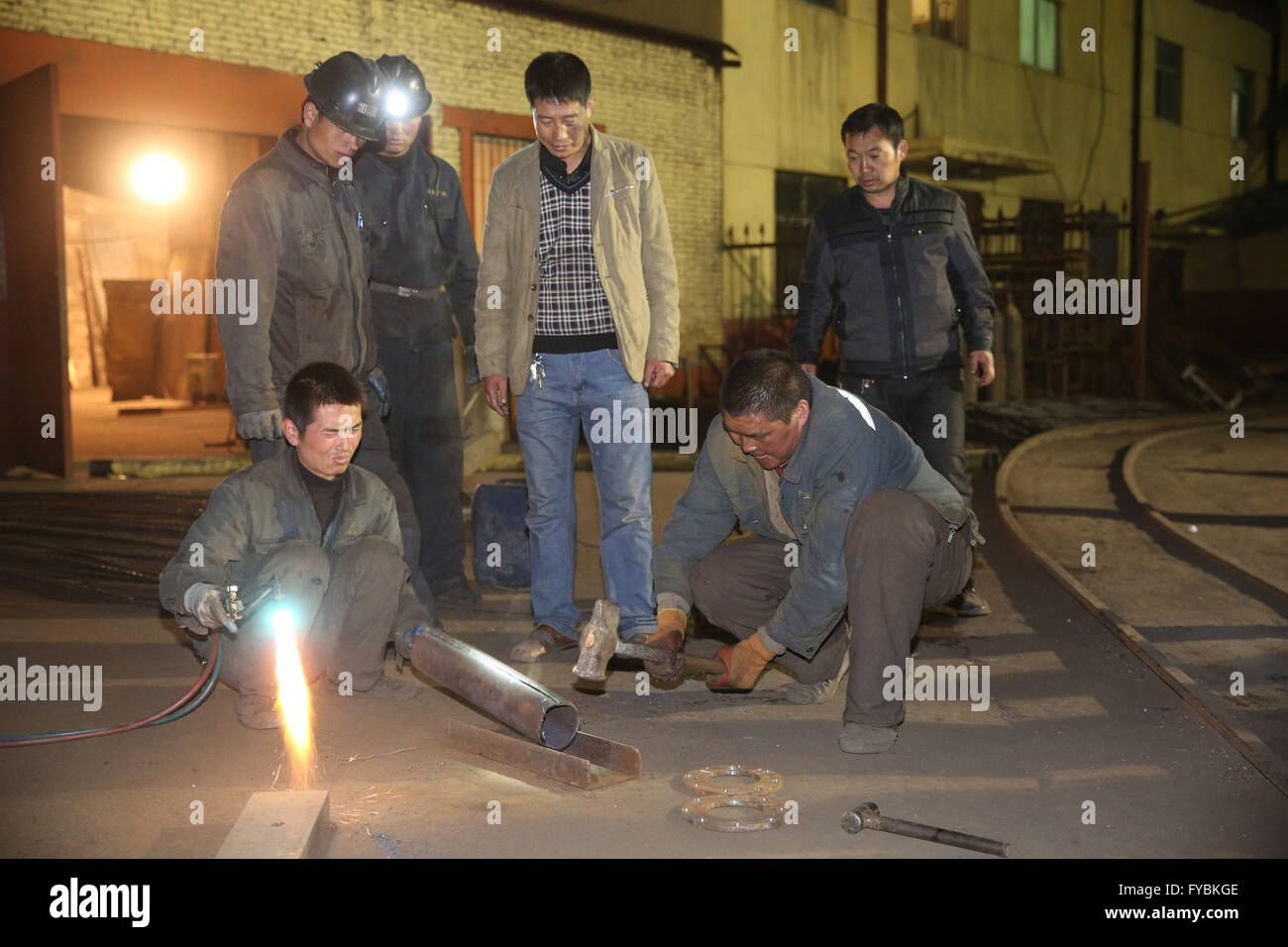Tongchuan, China's Shaanxi Province. 25th Apr, 2016. Rescuers make a ...