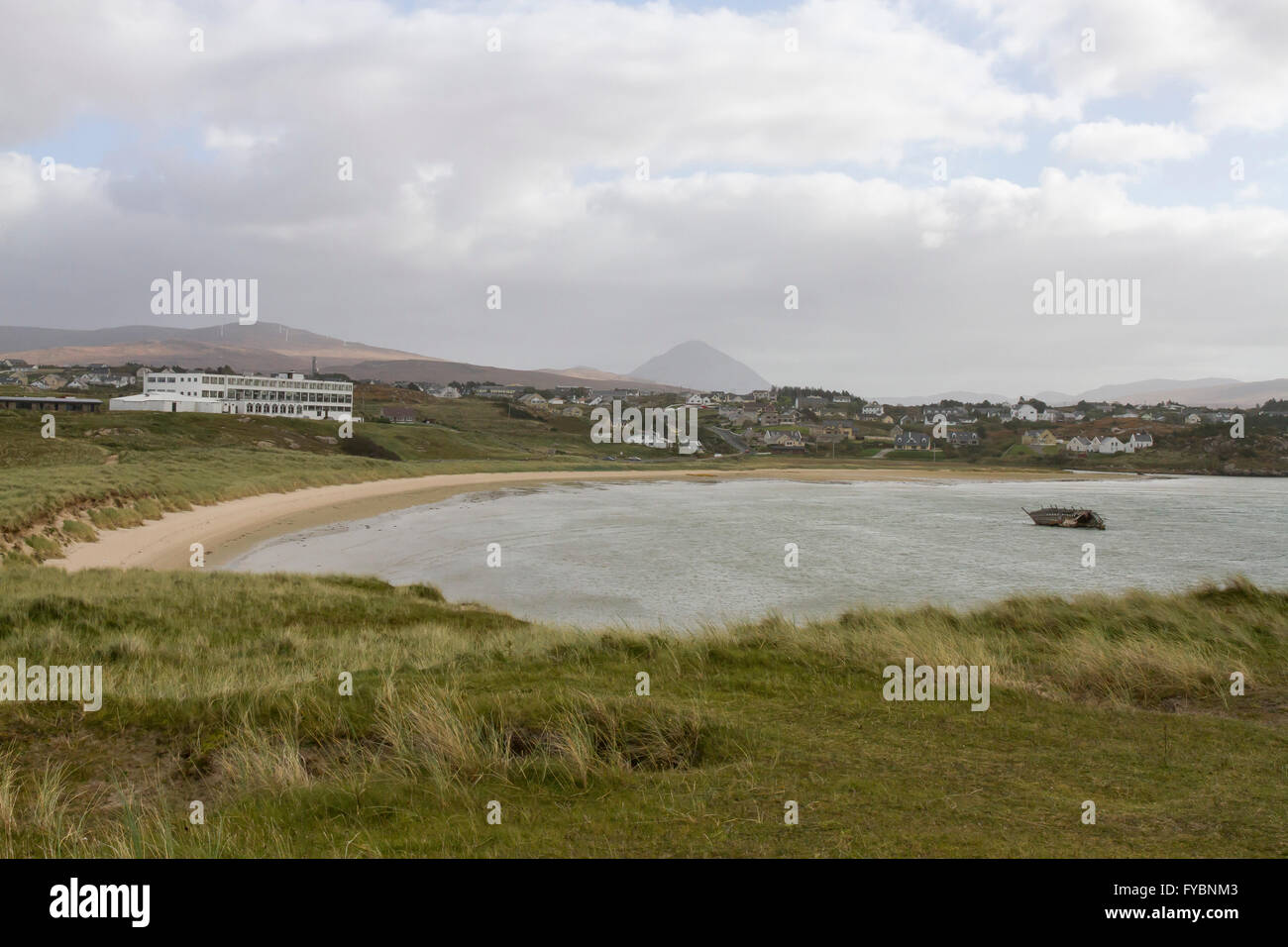 Bunbeg beach and the former Ostan Gweedore Hotel at Bunbeg Stock Photo ...
