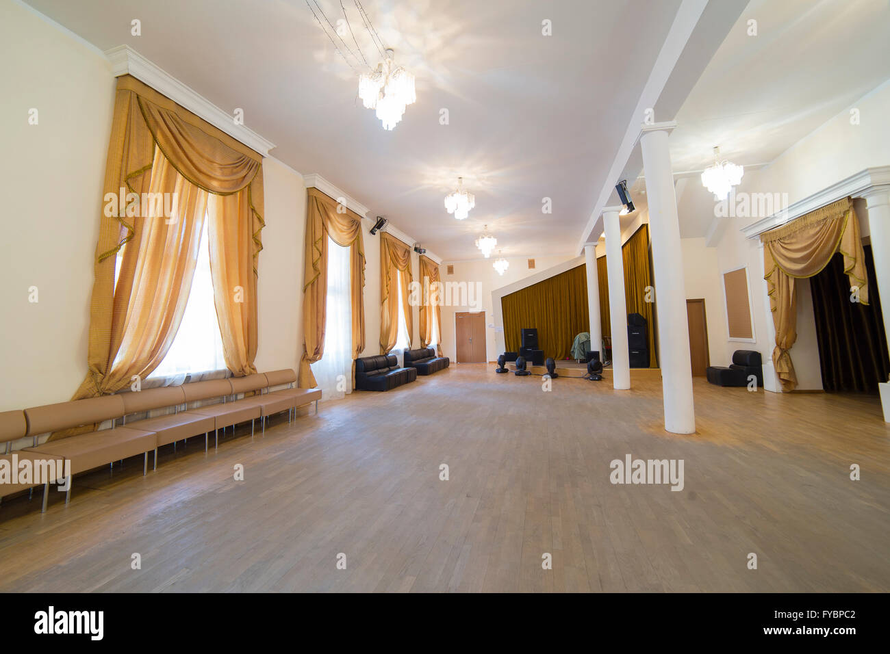 Empty conference hall Stock Photo - Alamy