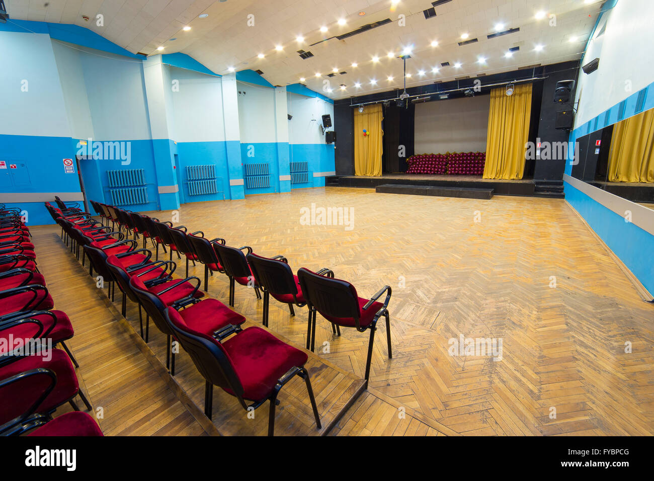 Empty conference hall with rows of chairs and screen Stock Photo - Alamy