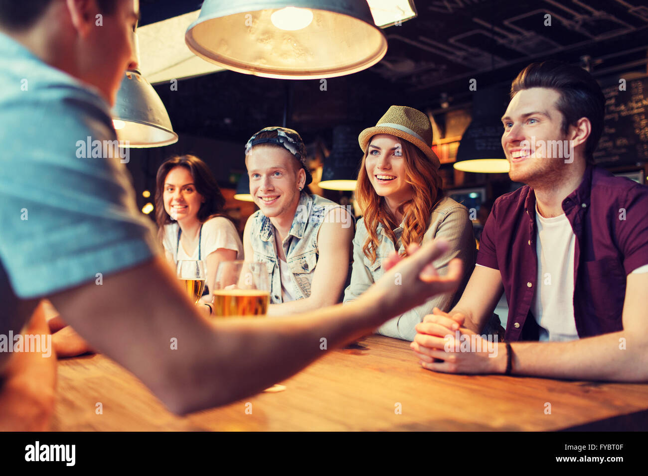 Women argue bar hi-res stock photography and images - Alamy