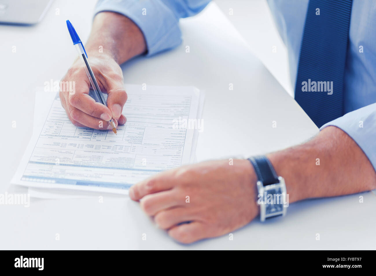man signing a contract Stock Photo - Alamy