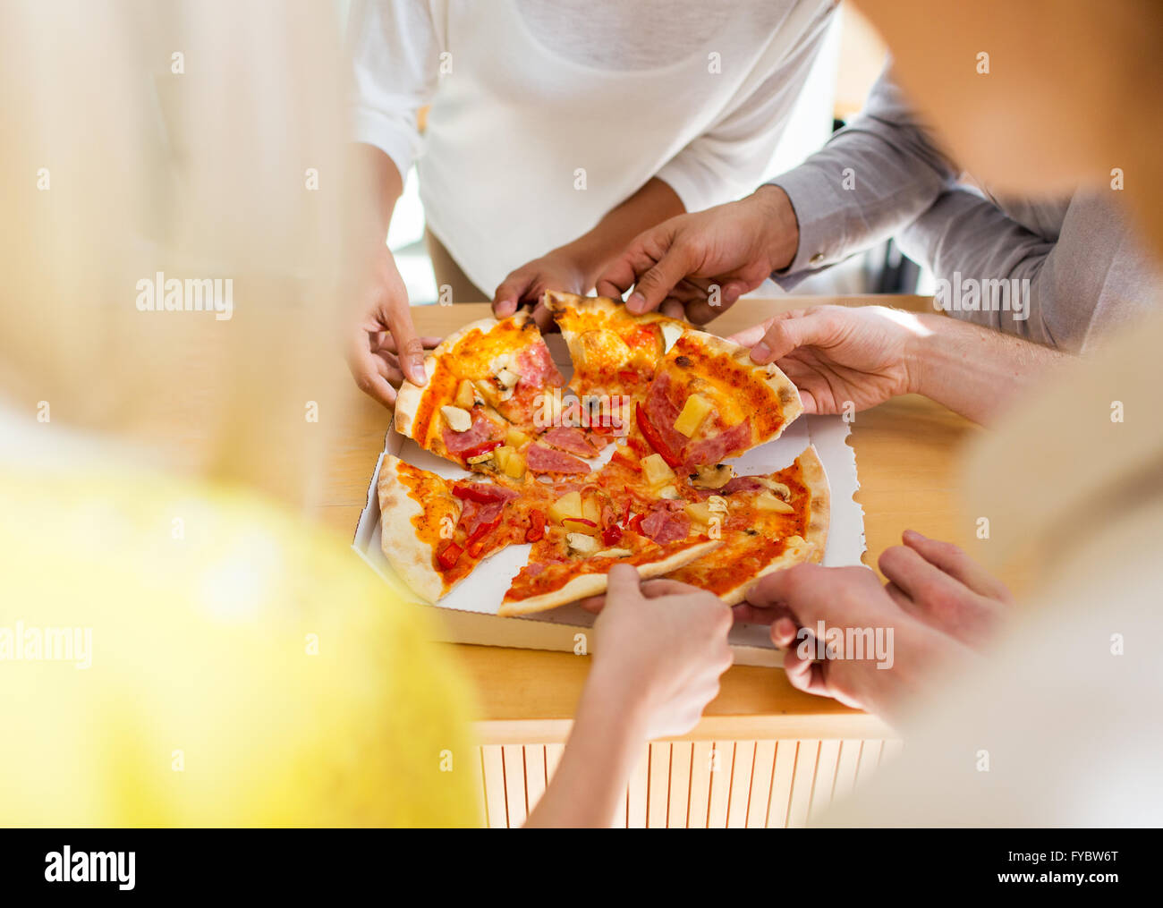 People eating pizza hi-res stock photography and images - Alamy