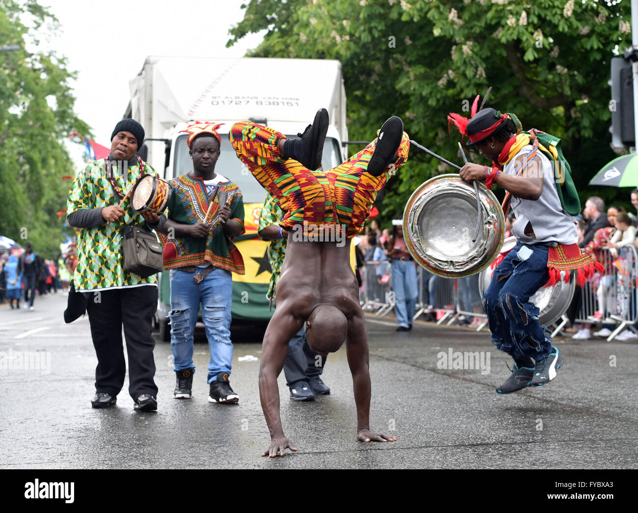 Handstand and acrobat hi-res stock photography and images - Alamy