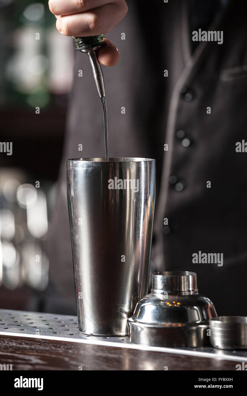 Cocktail making cocktails hi-res stock photography and images - Alamy