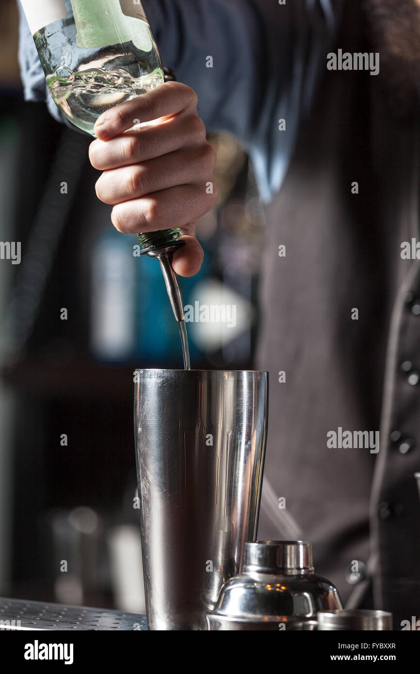 Cocktail making cocktails hi-res stock photography and images - Alamy