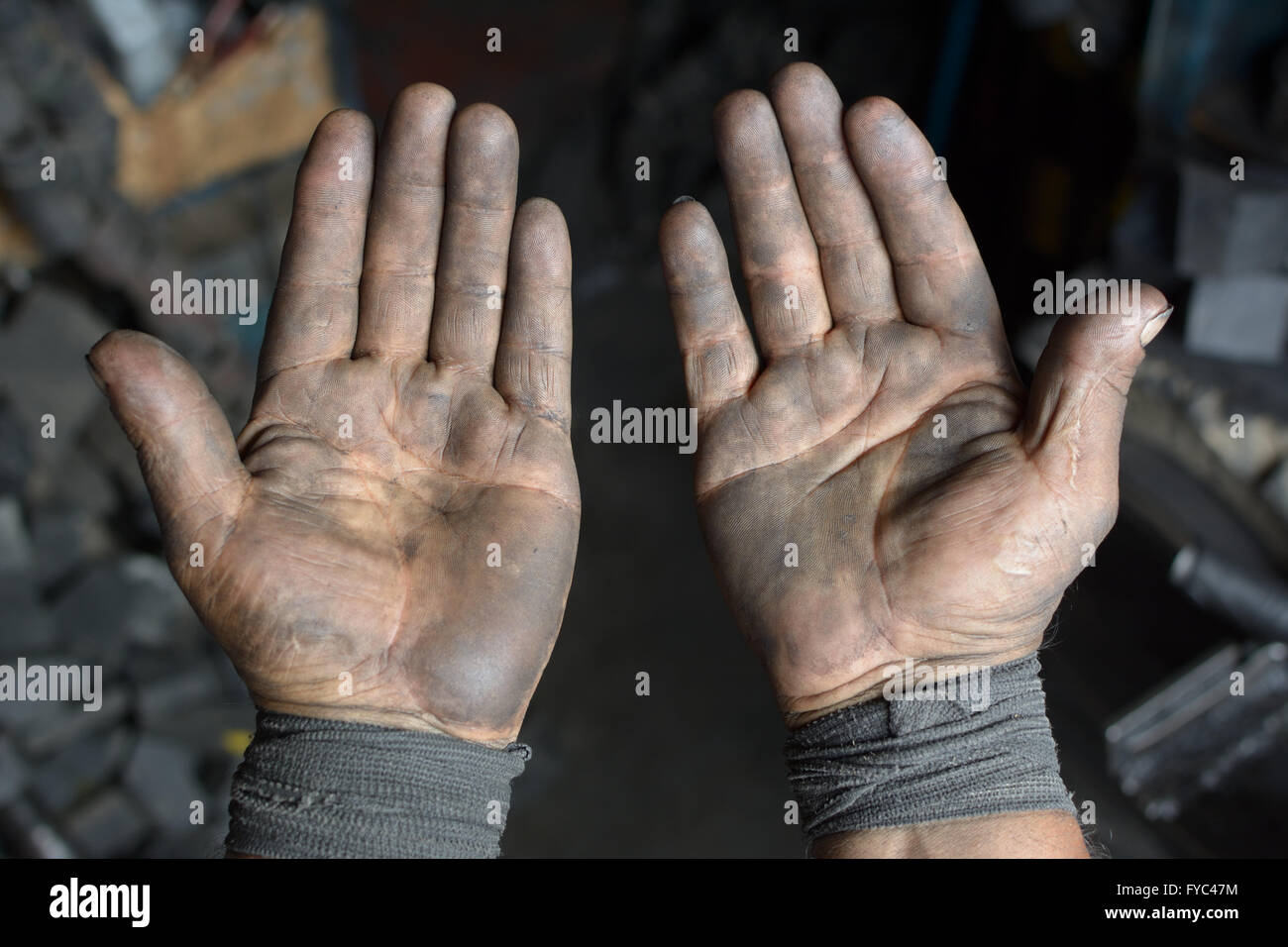 Dirty worker hands Stock Photo - Alamy