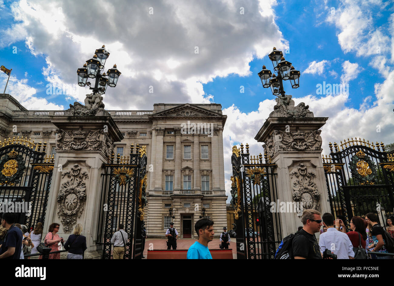 Buckingham palace crowds hi-res stock photography and images - Alamy