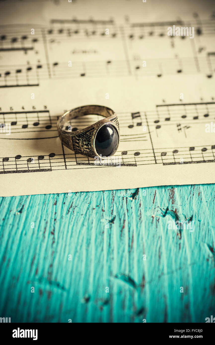 Vintage music score hi-res stock photography and images - Alamy
